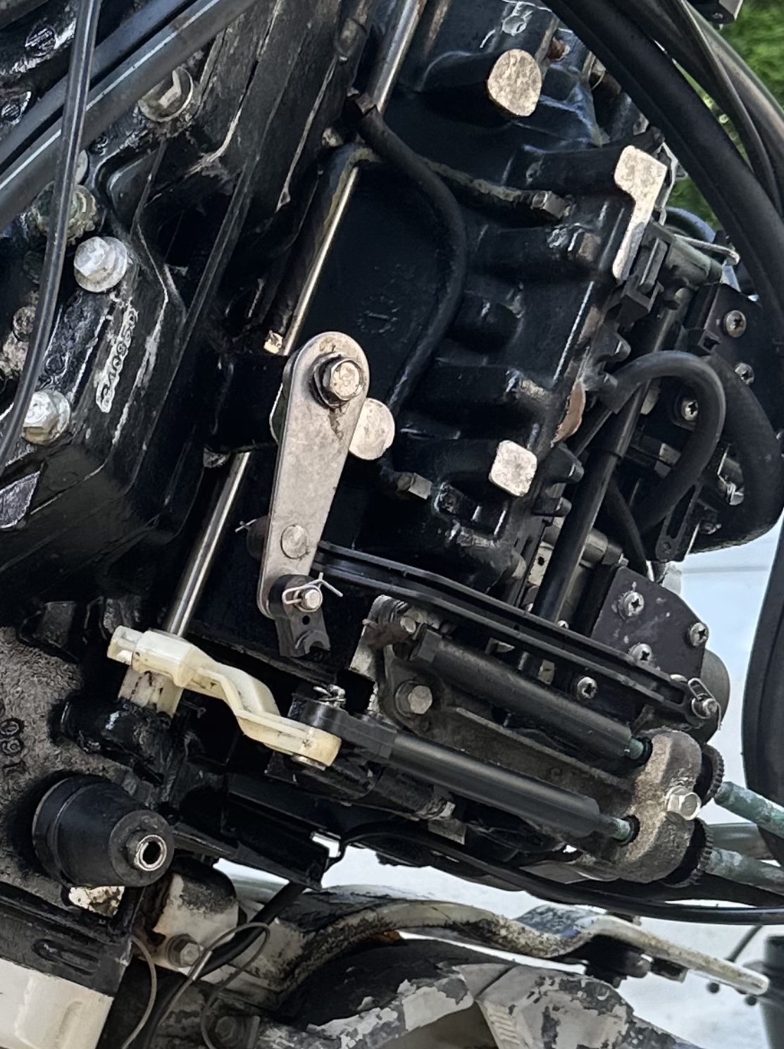 TRYING TO IDENTIFY PART ON 04 JOHNSON 90 | Boat Repair Forum